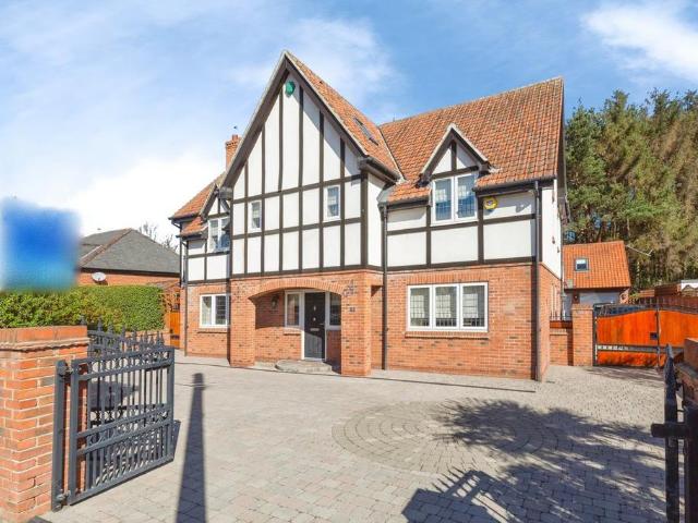 6 bedroom detached house for sale