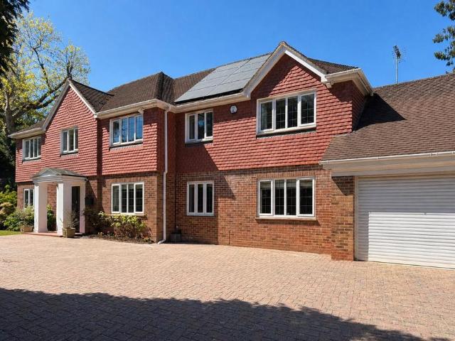 6 bedroom detached house for sale