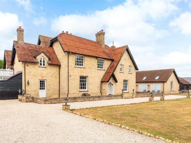 6 bedroom detached house for sale