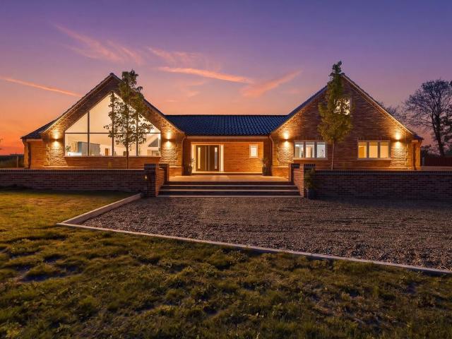 6 bedroom detached house for sale