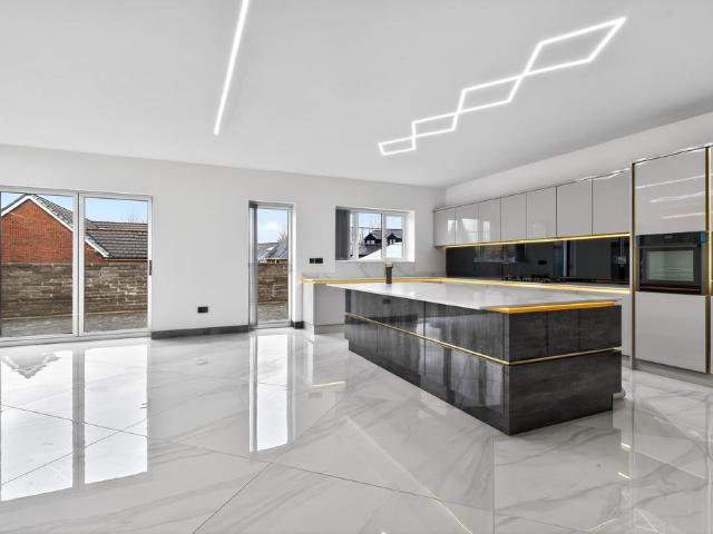 6 bedroom detached house for sale