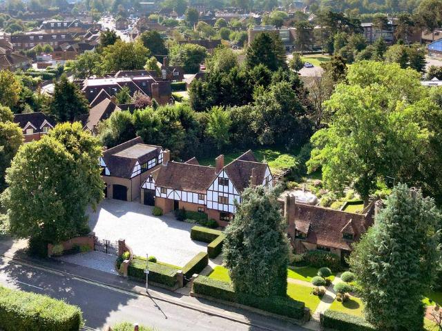 6 bedroom detached house for sale