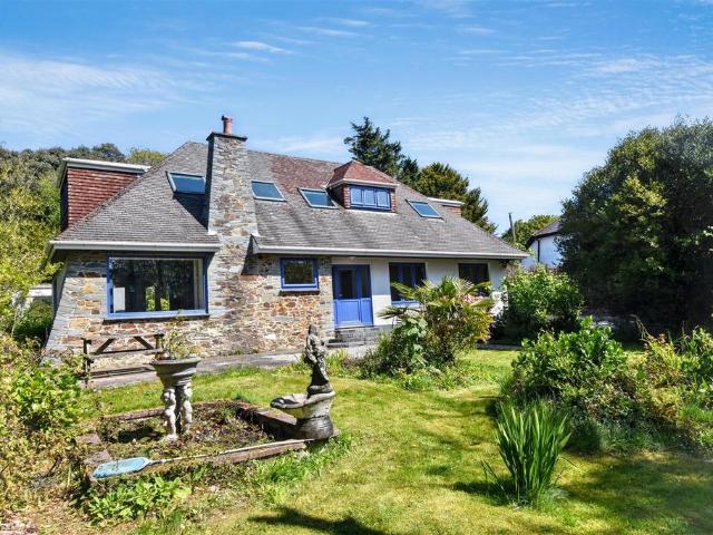6 bedroom detached house for sale
