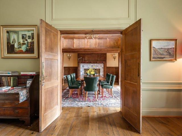 6 bedroom detached house for sale