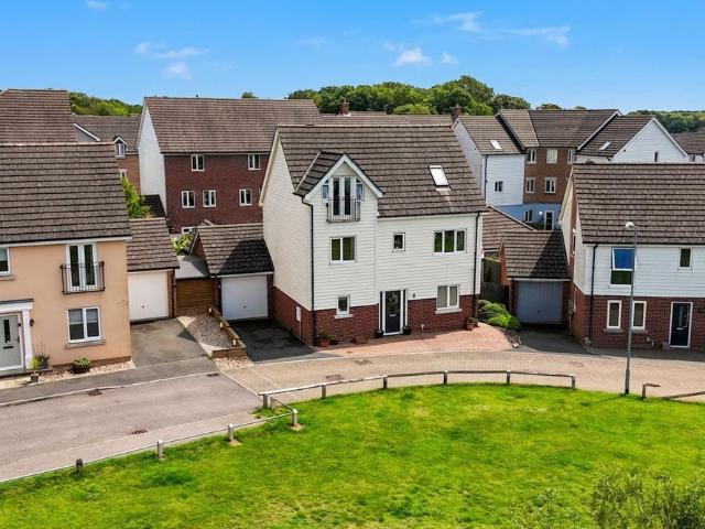 6 bedroom detached house for sale