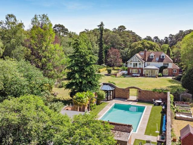 6 bedroom detached house for sale