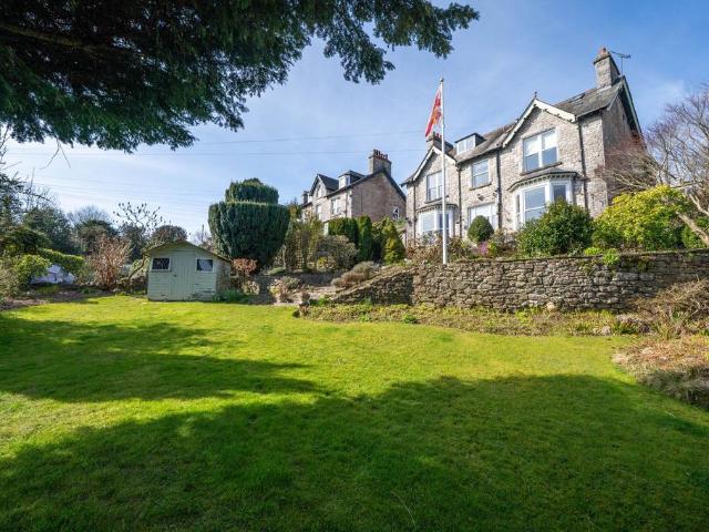 6 bedroom detached house for sale