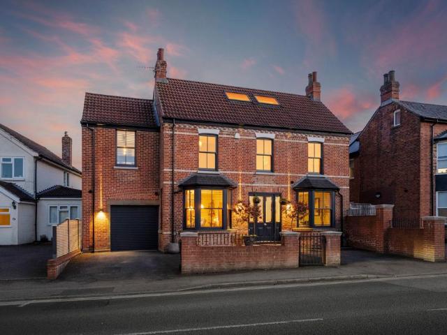 6 bedroom detached house for sale