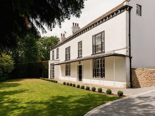 6 bedroom detached house for sale