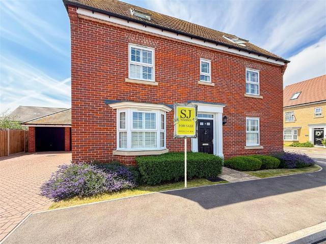 6 bedroom detached house for sale