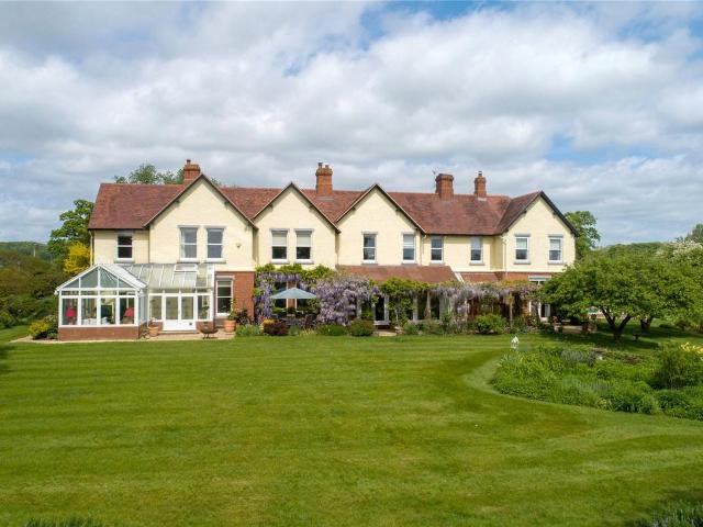 6 bedroom detached house for sale
