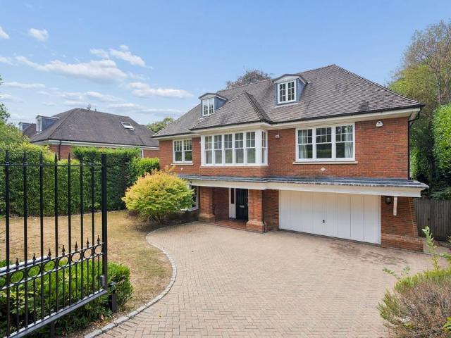 6 bedroom detached house for sale