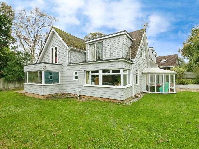 6 bedroom detached house for sale