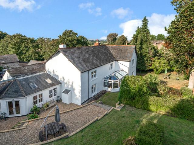 6 bedroom detached house for sale
