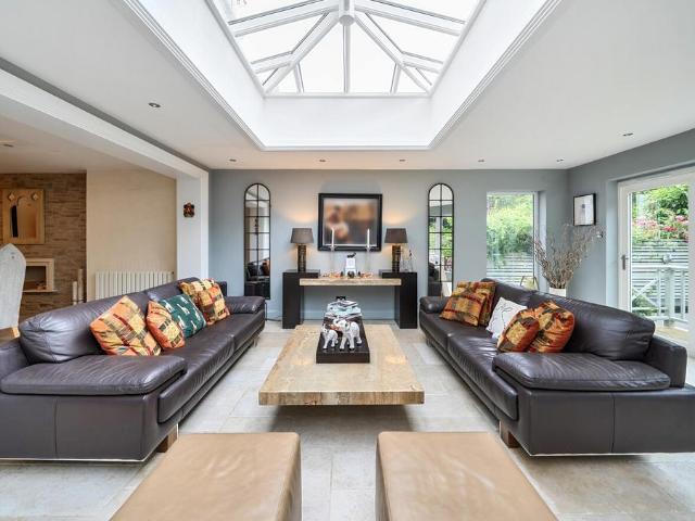 6 bedroom detached house for sale