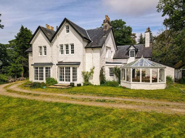 6 bedroom detached house for sale
