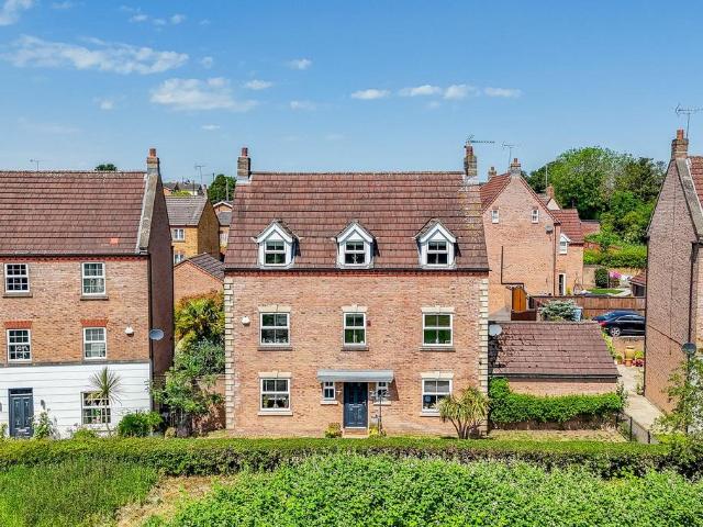 6 bedroom detached house for sale