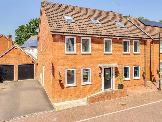 6 bedroom detached house for sale