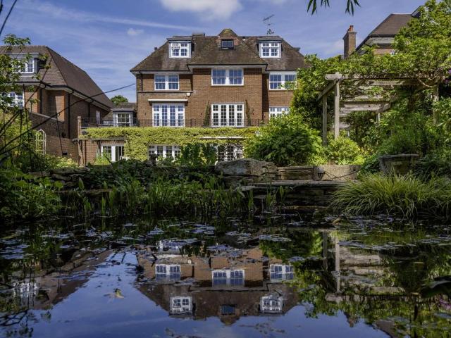 6 bedroom detached house for sale
