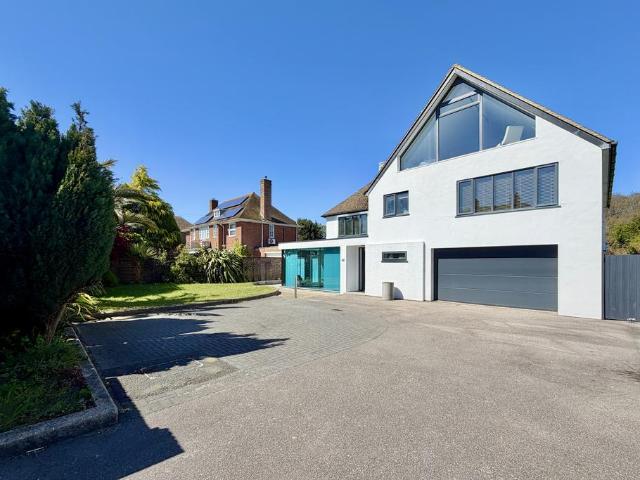 6 bedroom detached house for sale