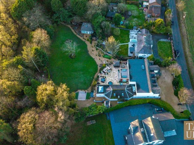 6 bedroom detached house for sale