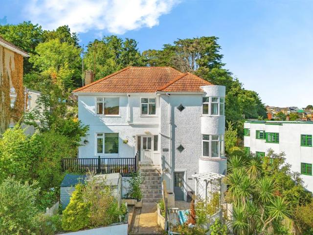 6 bedroom detached house for sale