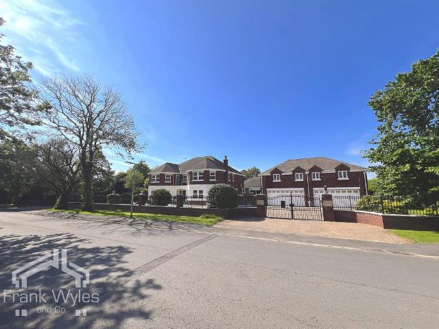 6 bedroom detached house for sale