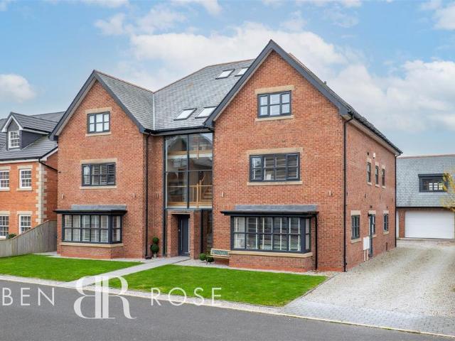 6 bedroom detached house for sale
