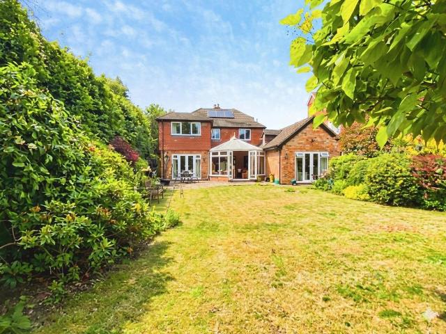 6 bedroom detached house for sale