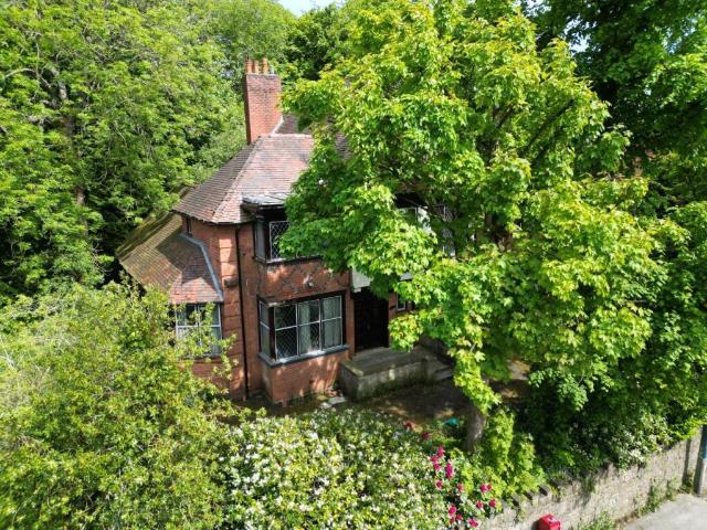 6 bedroom detached house for sale