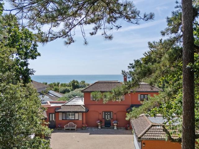 6 bedroom detached house for sale