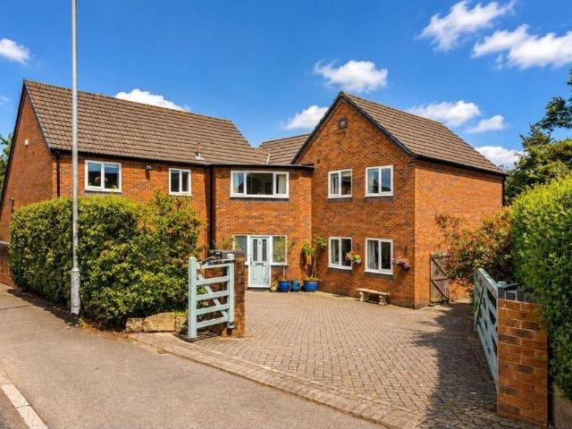 6 bedroom detached house for sale