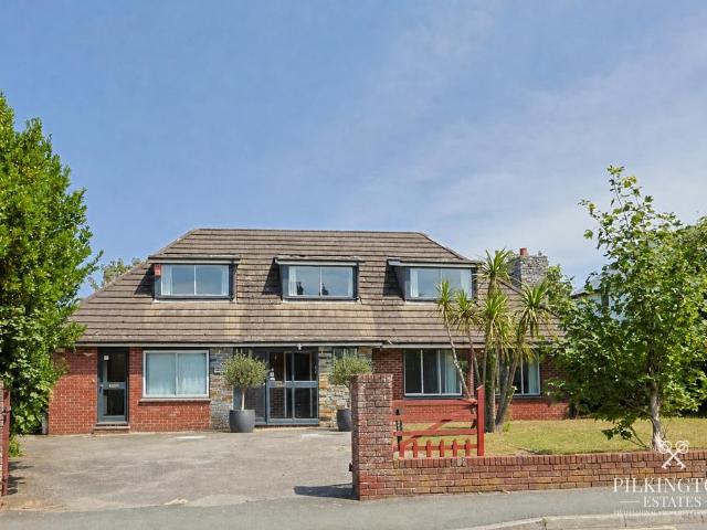 6 bedroom detached house for sale