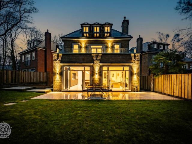 6 bedroom detached house for sale