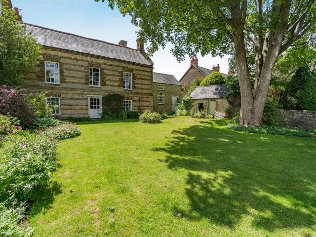 6 bedroom detached house for sale