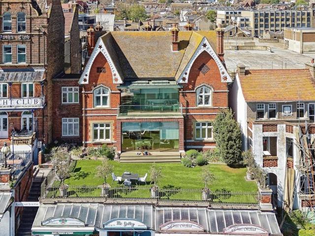 6 bedroom detached house for sale