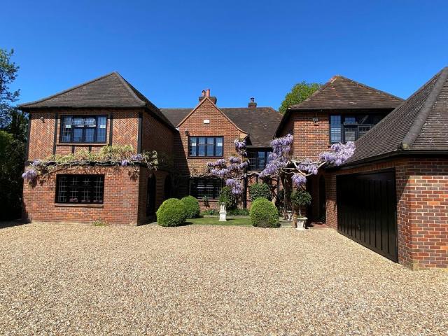 6 bedroom detached house for sale