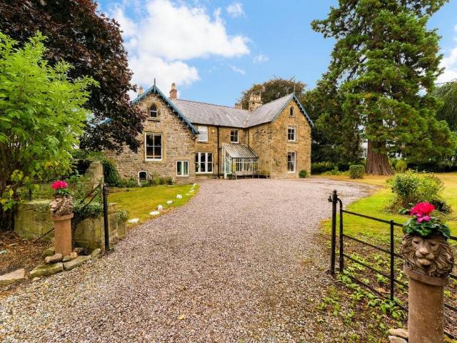 6 bedroom detached house for sale