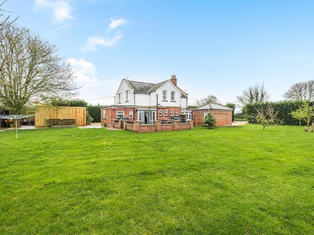 6 bedroom detached house for sale