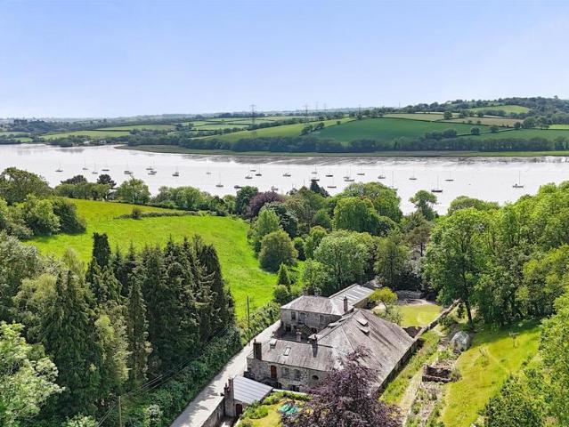 6 bedroom detached house for sale