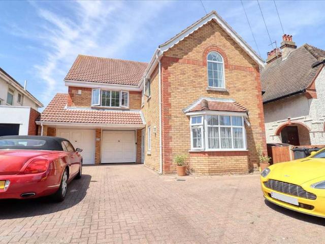 6 bedroom detached house for sale