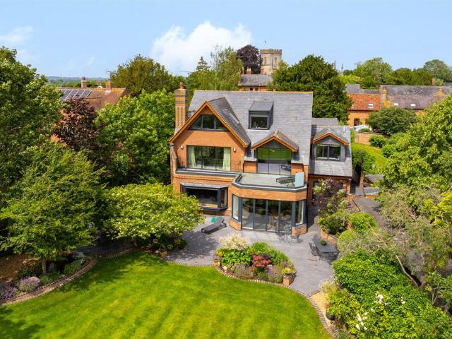 6 bedroom detached house for sale