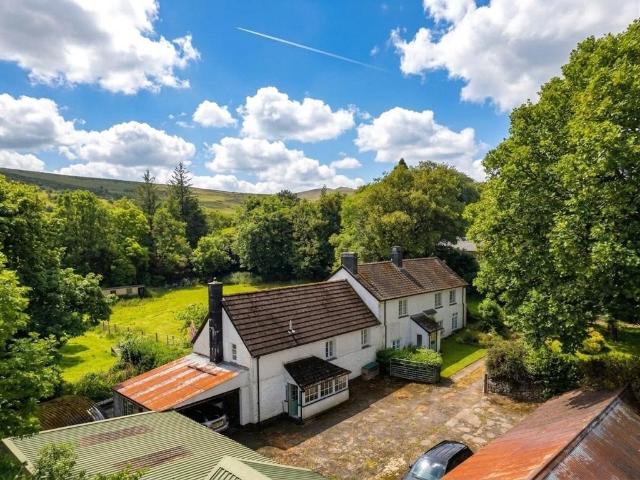 6 bedroom detached house for sale