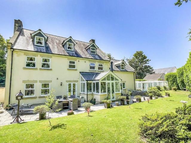 6 bedroom detached house for sale