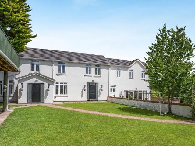 6 bedroom detached house for sale