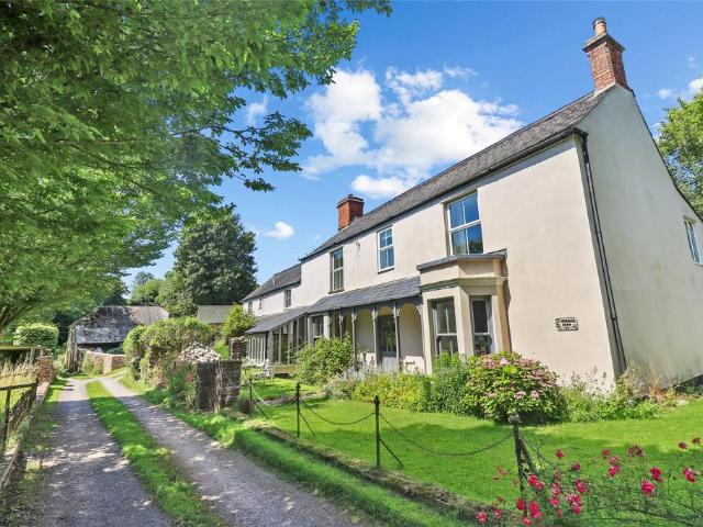 6 bedroom detached house for sale