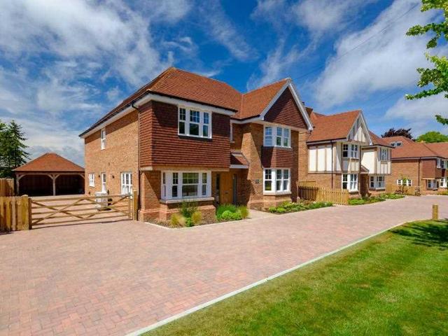 6 bedroom detached house for sale