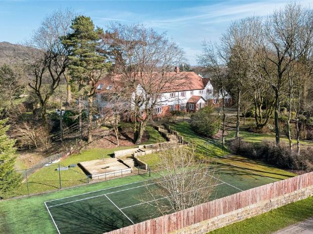 6 bedroom detached house for sale