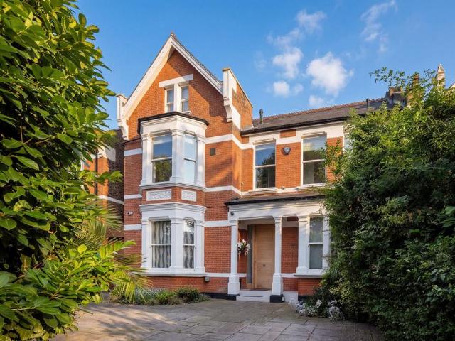 6 bedroom detached house for sale