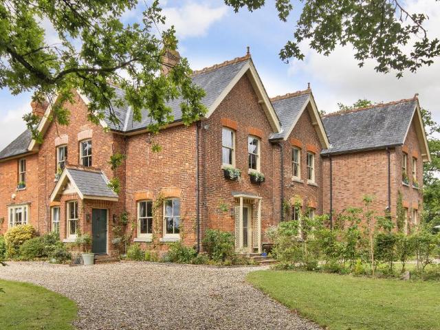 6 bedroom detached house for sale
